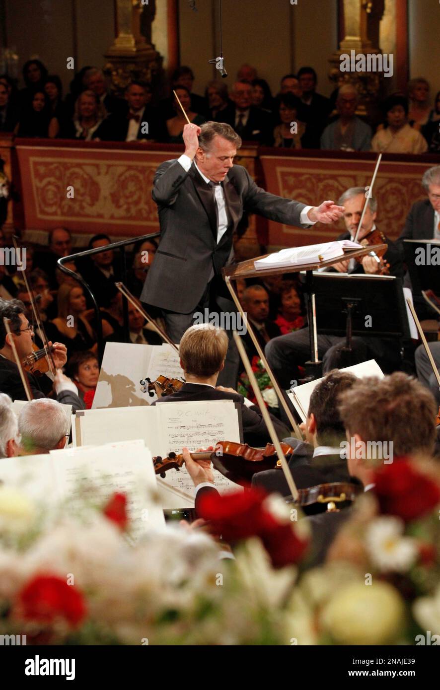 Latvian conductor Mariss Jansons conducts the Vienna Philharmonic ...