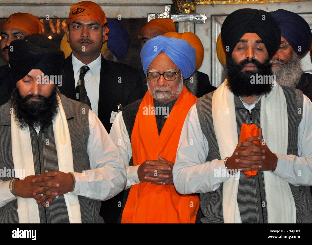 Indian Prime Minister Manmohan Singh, center, wearing blue turban ...