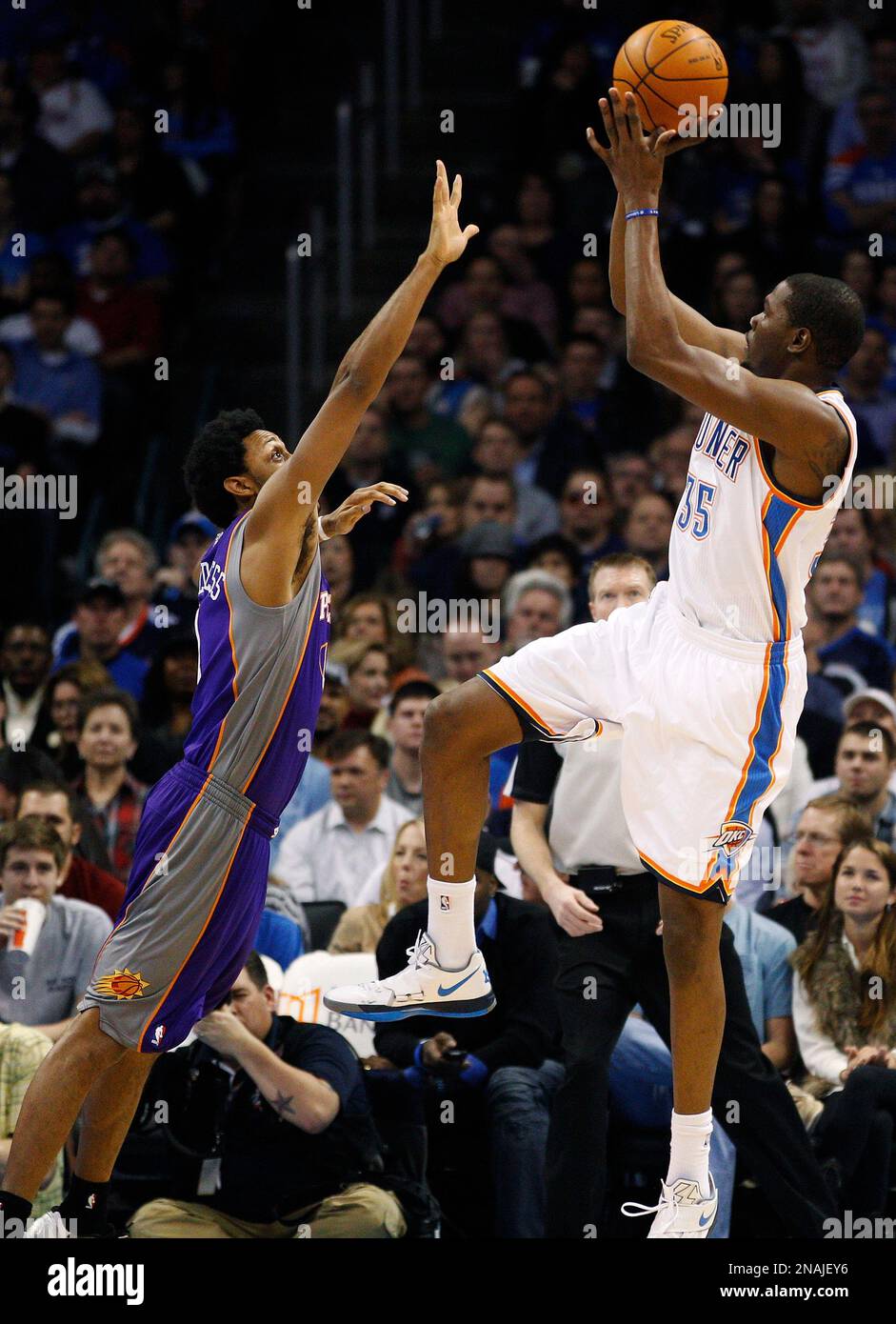 Oklahoma City Thunder forward Kevin Durant (35) shoots over Phoenix ...