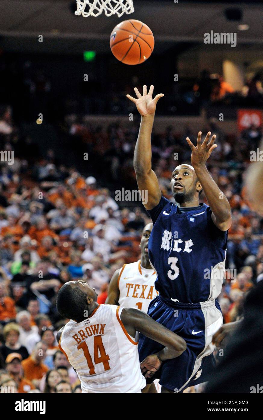 Rice guard Tamir Jackson (3) puts up a shot against Texas guard J'Covan ...
