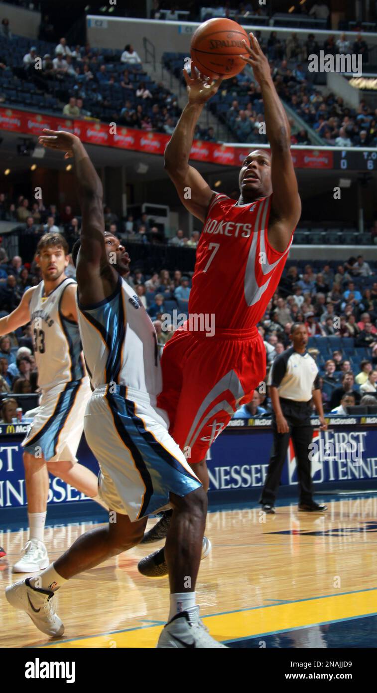 Houston Rockets guard Kyle Lowry (7) shoots while defended by Memphis ...