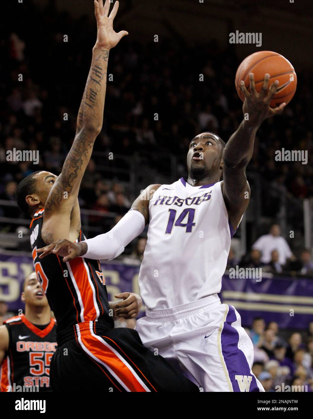 Washington's Tony Wroten (14) drives against Oregon State's Oregon Eric ...