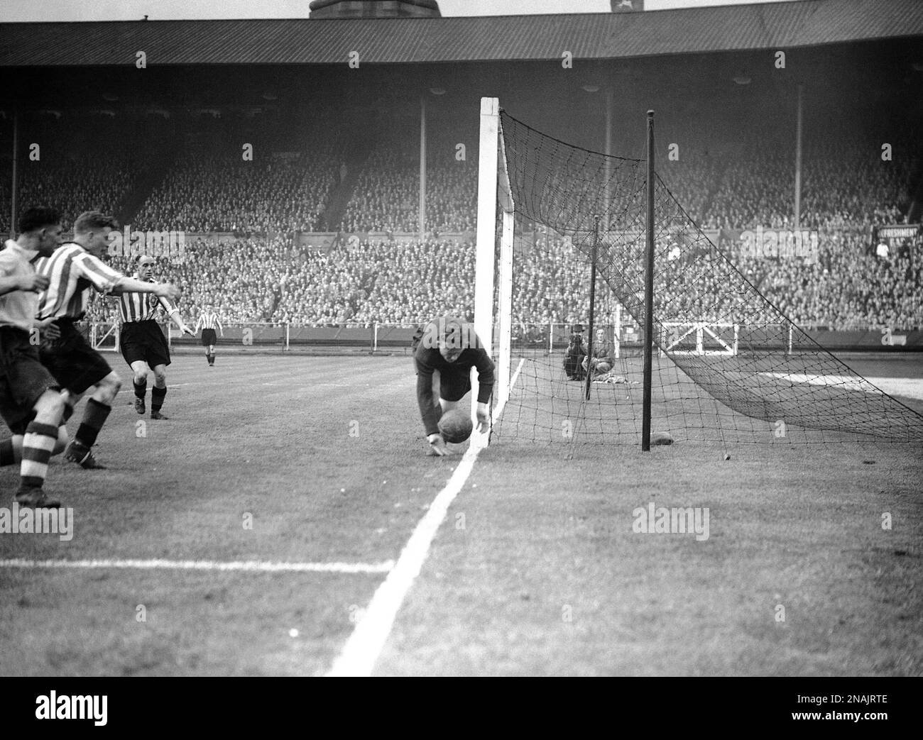 Sunderland beat Preston North End in the final of the Football ...