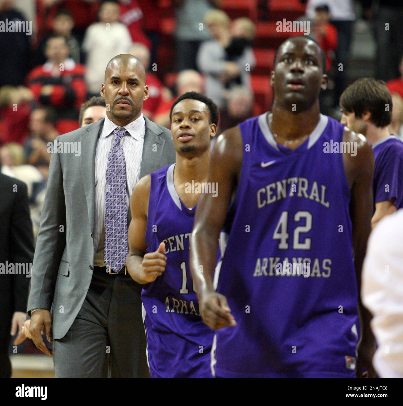 Central Arkansas' coach Corliss Williamson,left, and his players Mark ...