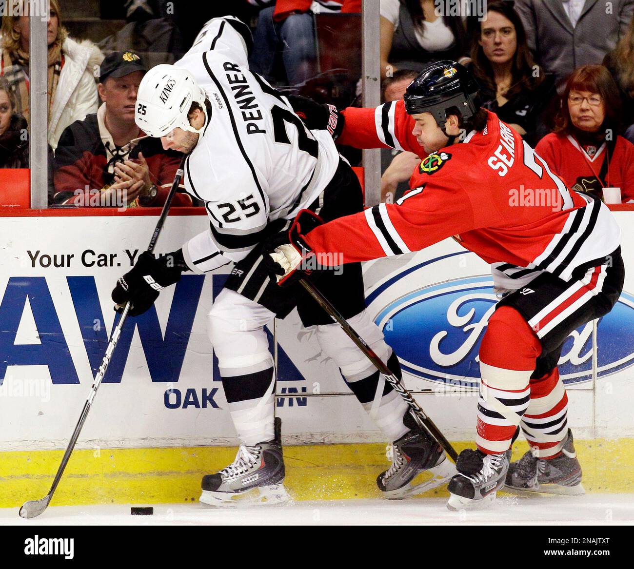 Los Angeles Kings' Dustin Penner (25) controls the puck against Chicago ...
