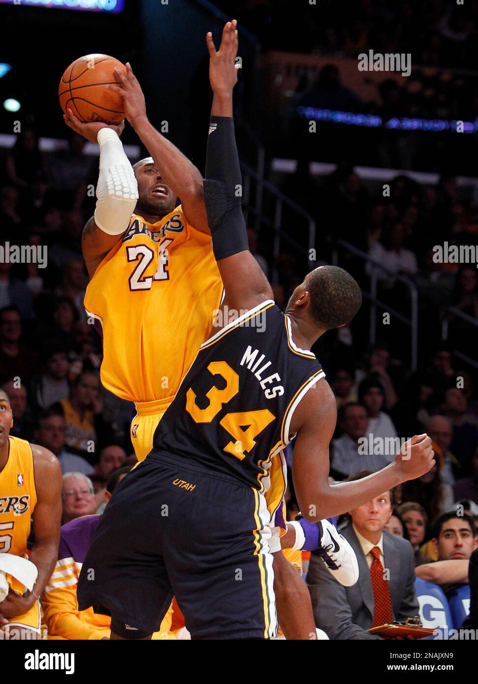 Los Angeles Lakers guard Kobe Bryant (24) shoots over Utah Jazz forward ...