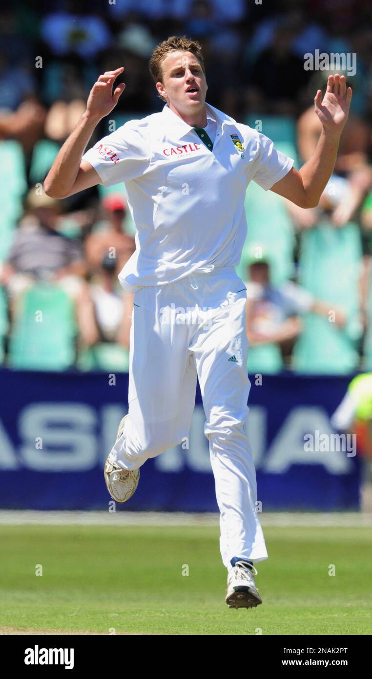 Morne Morkel of South Africa reacts after bowling to Tillakaratne ...