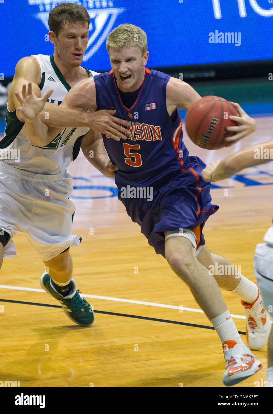 Hawaii forward Hauns Brereton (21) defends Clemson guard Tanner Smith ...