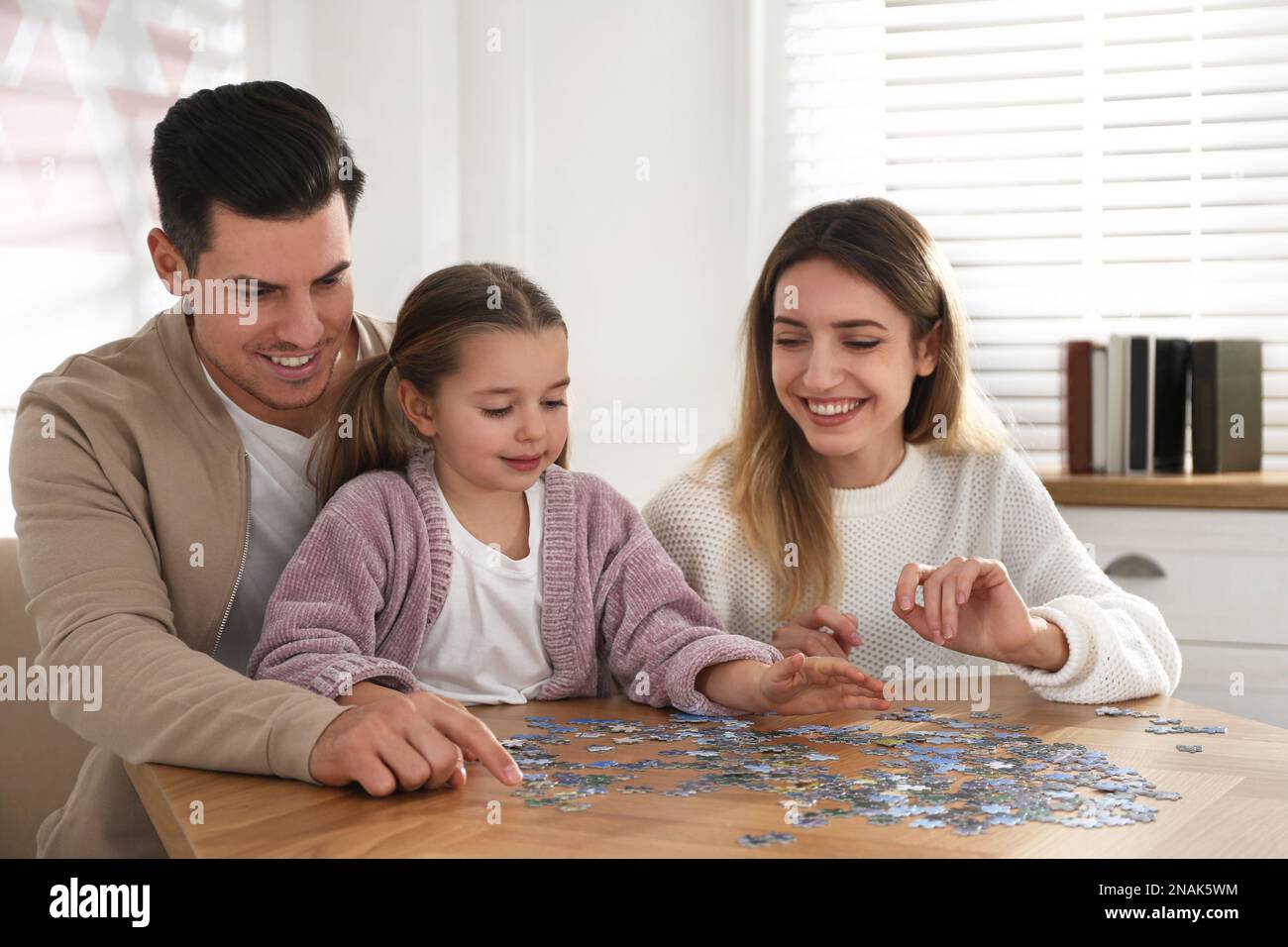 Family puzzles hi-res stock photography and images - Alamy