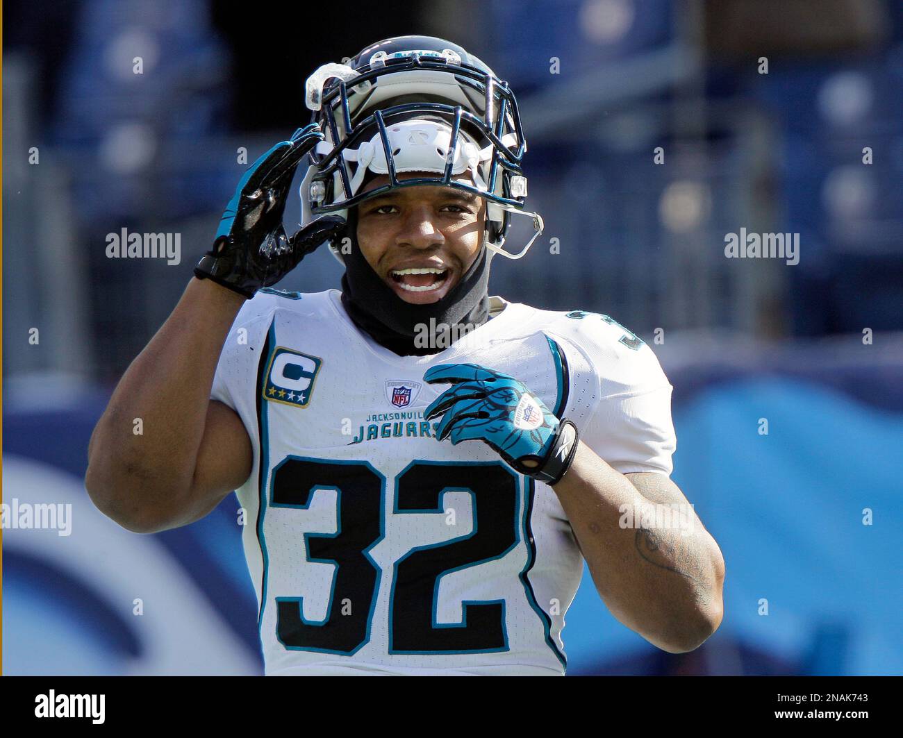 Jacksonville Jaguars running back Maurice Jones-Drew warms up before an ...