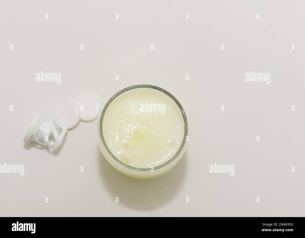 Glass water effervescent tablet vitamin hi-res stock photography and ...