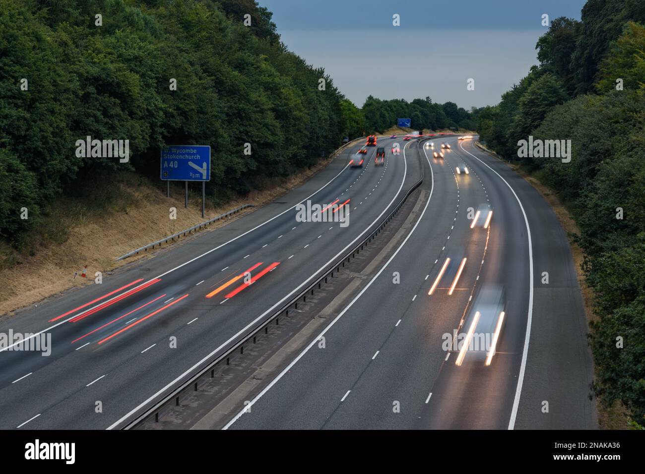 Speeding traffic travels along the M40 in Buckinghamshire, UK. Slow ...