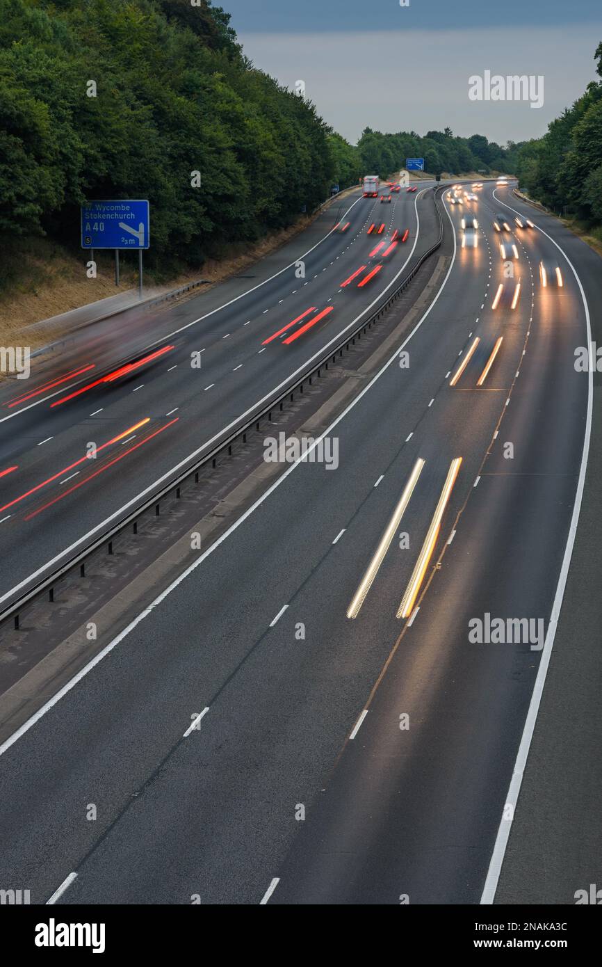 Speeding traffic travels along the M40 in Buckinghamshire, UK. Slow ...