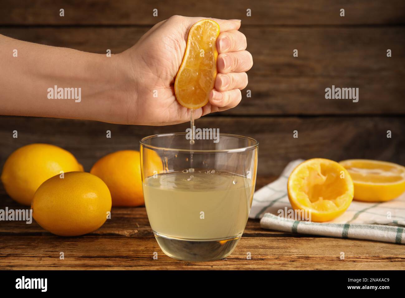 Squeezing lemons lemonade hi-res stock photography and images - Alamy