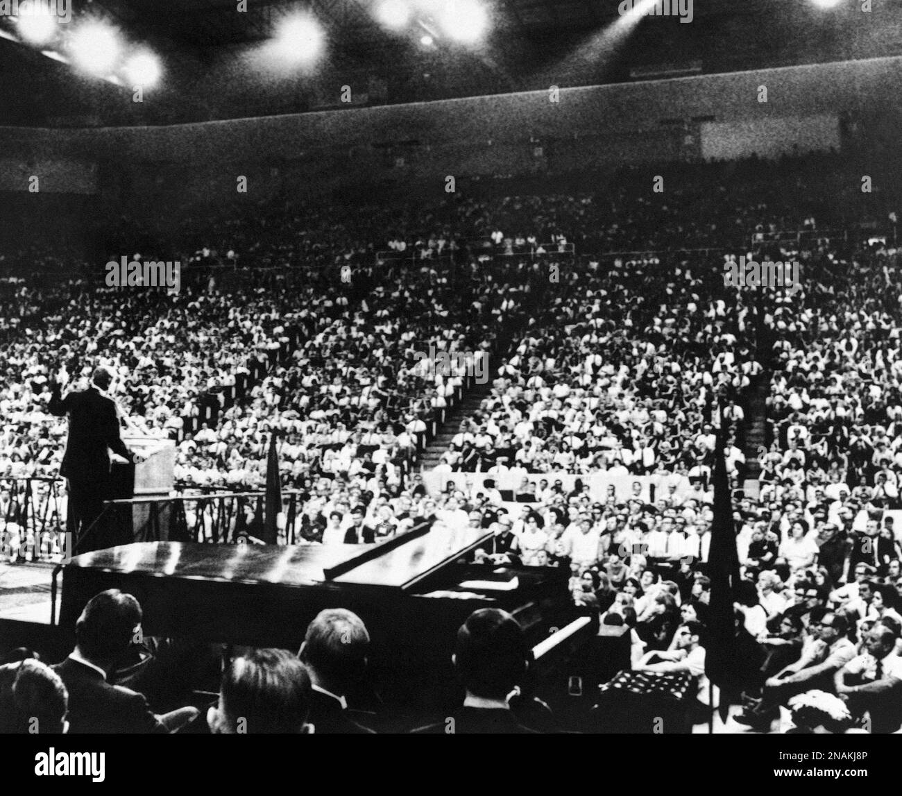 Overflow crowd of 15,000 persons fill Metropolitan Sports Stadium in ...