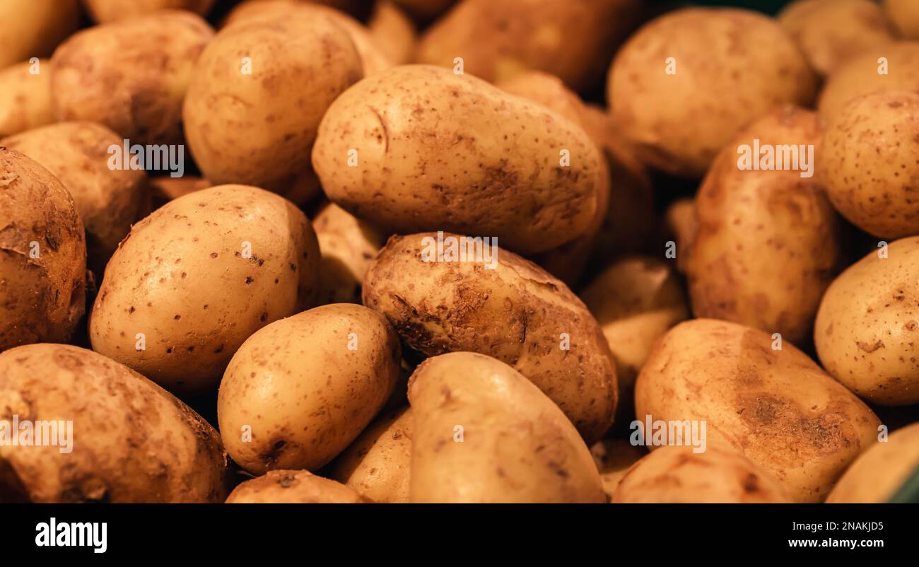Raw dirty potatoes in the supermarket, close-up Stock Photo - Alamy