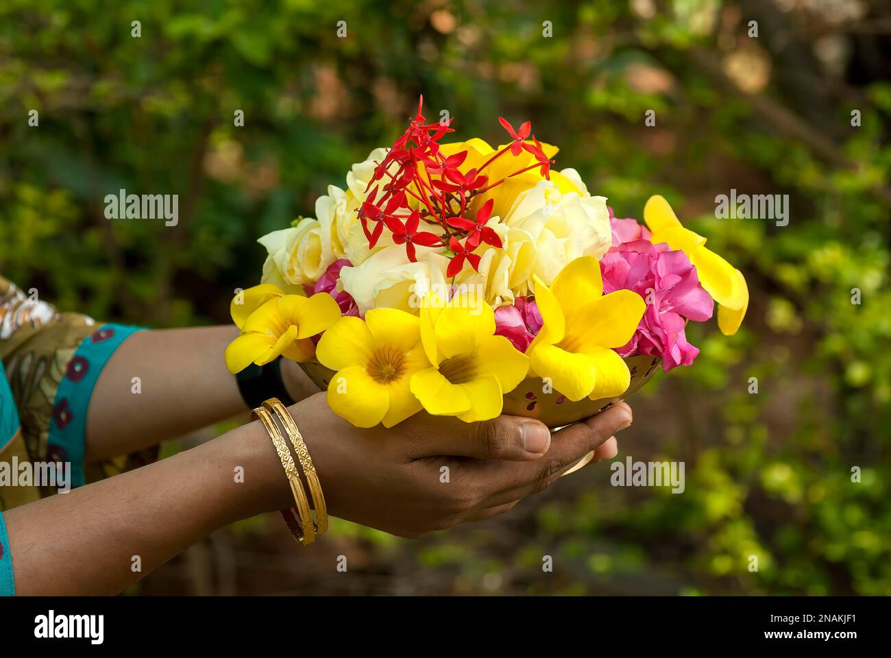 Indian flower woman hi-res stock photography and images - Alamy