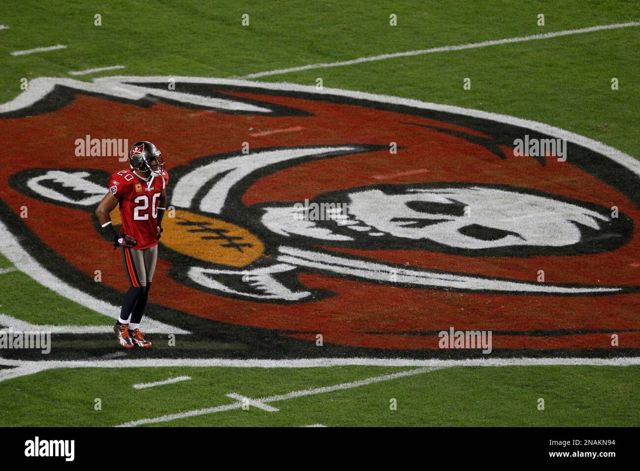 Tampa Bay Buccaneers cornerback Ronde Barber (20) waits for the game to ...