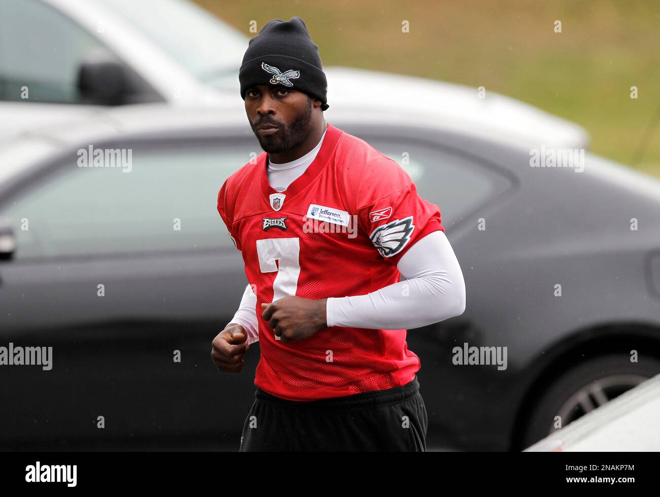 Philadelphia Eagles quarterback Michael Vick jogs to NFL football ...
