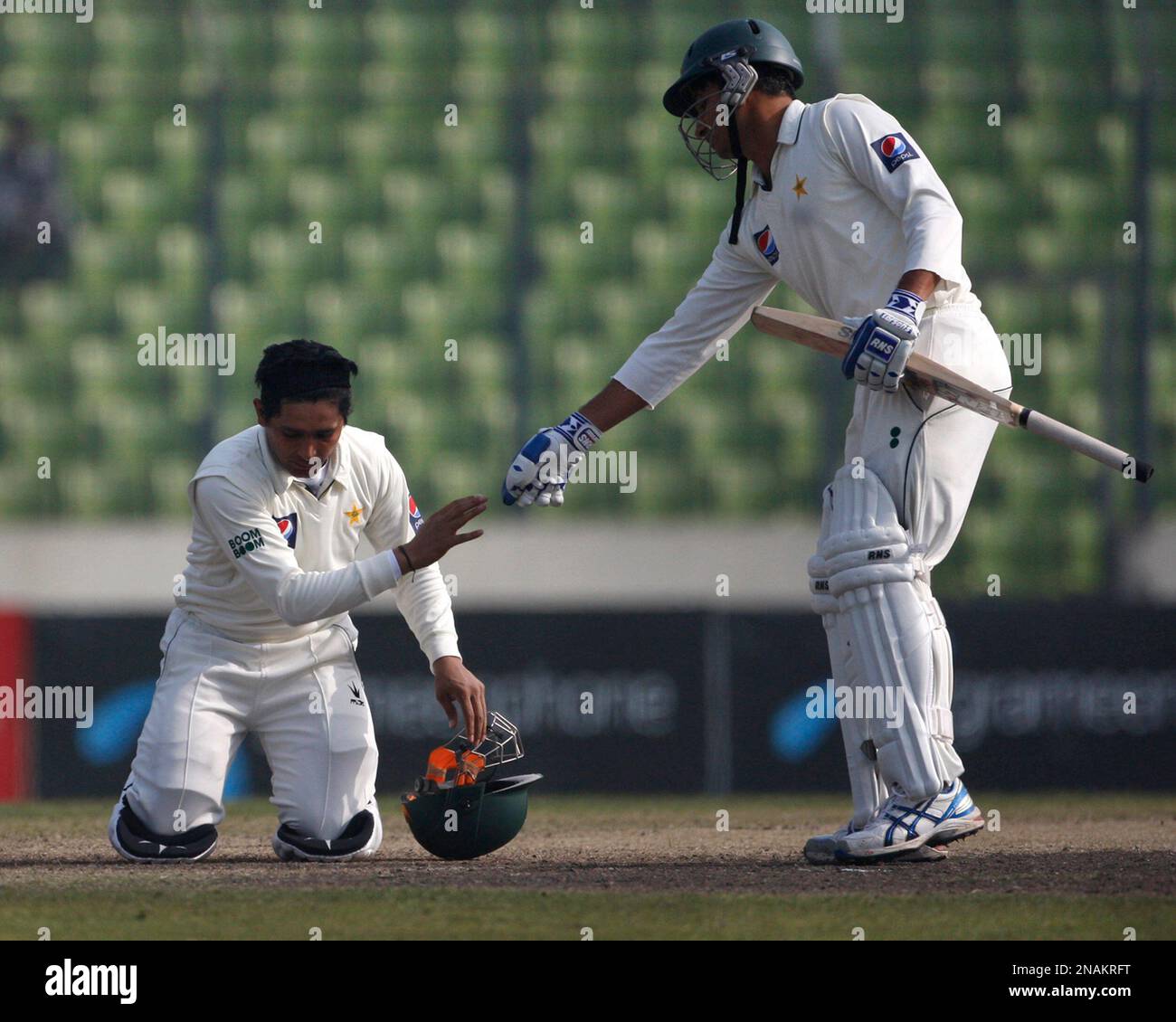 Pakistan's Aizaz Cheema, right, congratulates Adnan Akmal who scored a ...