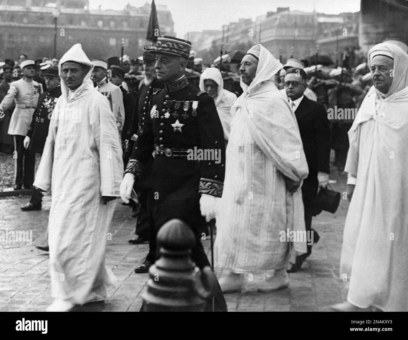The Sultan of Morocco who is visiting Paris, visited the Arc De ...