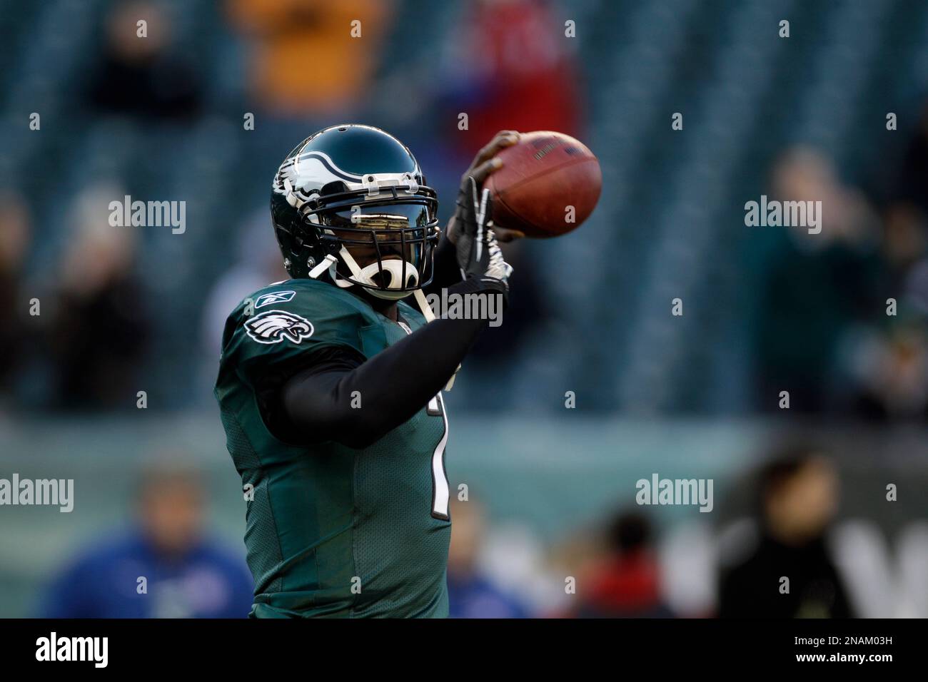 Philadelphia Eagles' Michael Vick warms up before an NFL football game ...