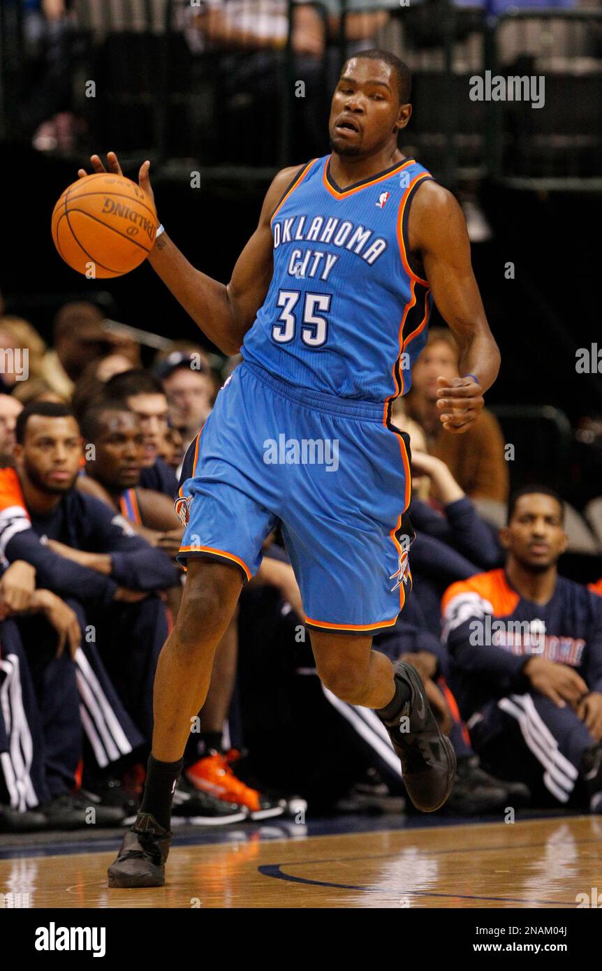 Oklahoma City Thunder forward Kevin Durant (35) dribbles during the ...