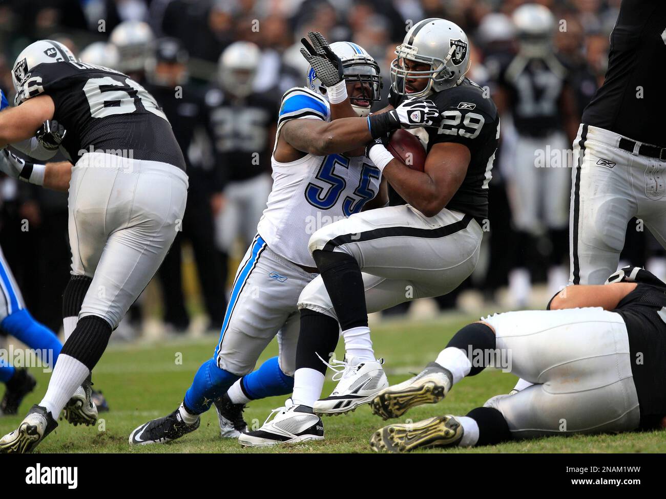 Detroit Lions middle linebacker Stephen Tulloch (55) tackles Oakland ...