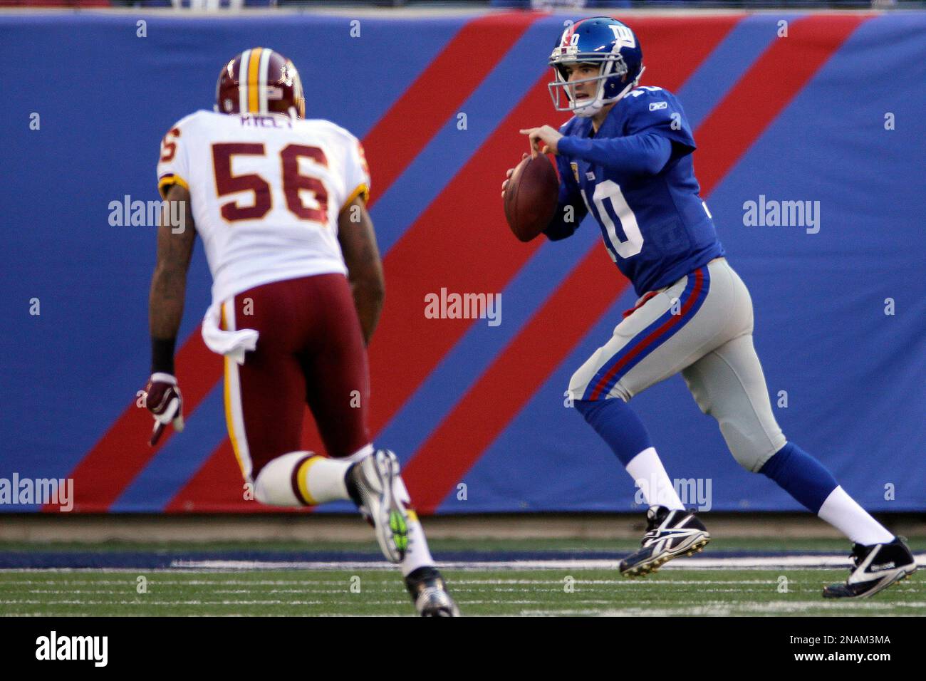 New York Giants quarterback Eli Manning (10) runs as Washington ...