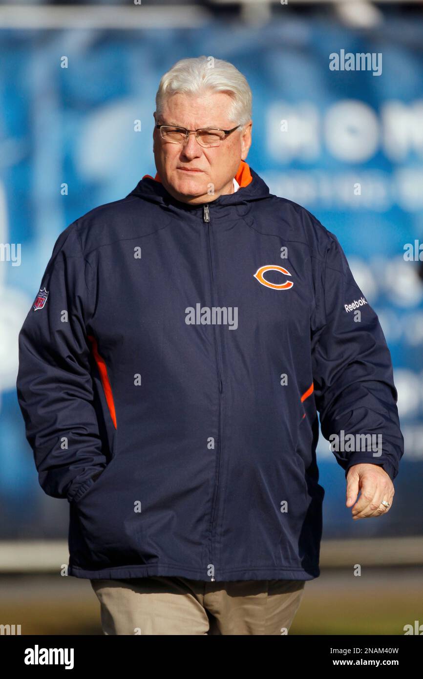 Chicago Bears offensive coordinator Mike Martz walks on the field ...