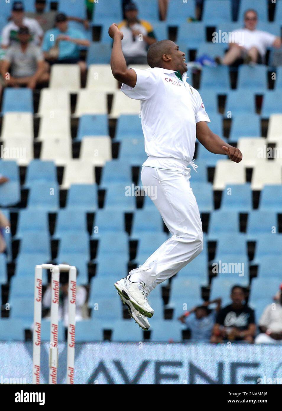 South Africa's bowler Vernon Philander celebrates the wicket of Sri ...