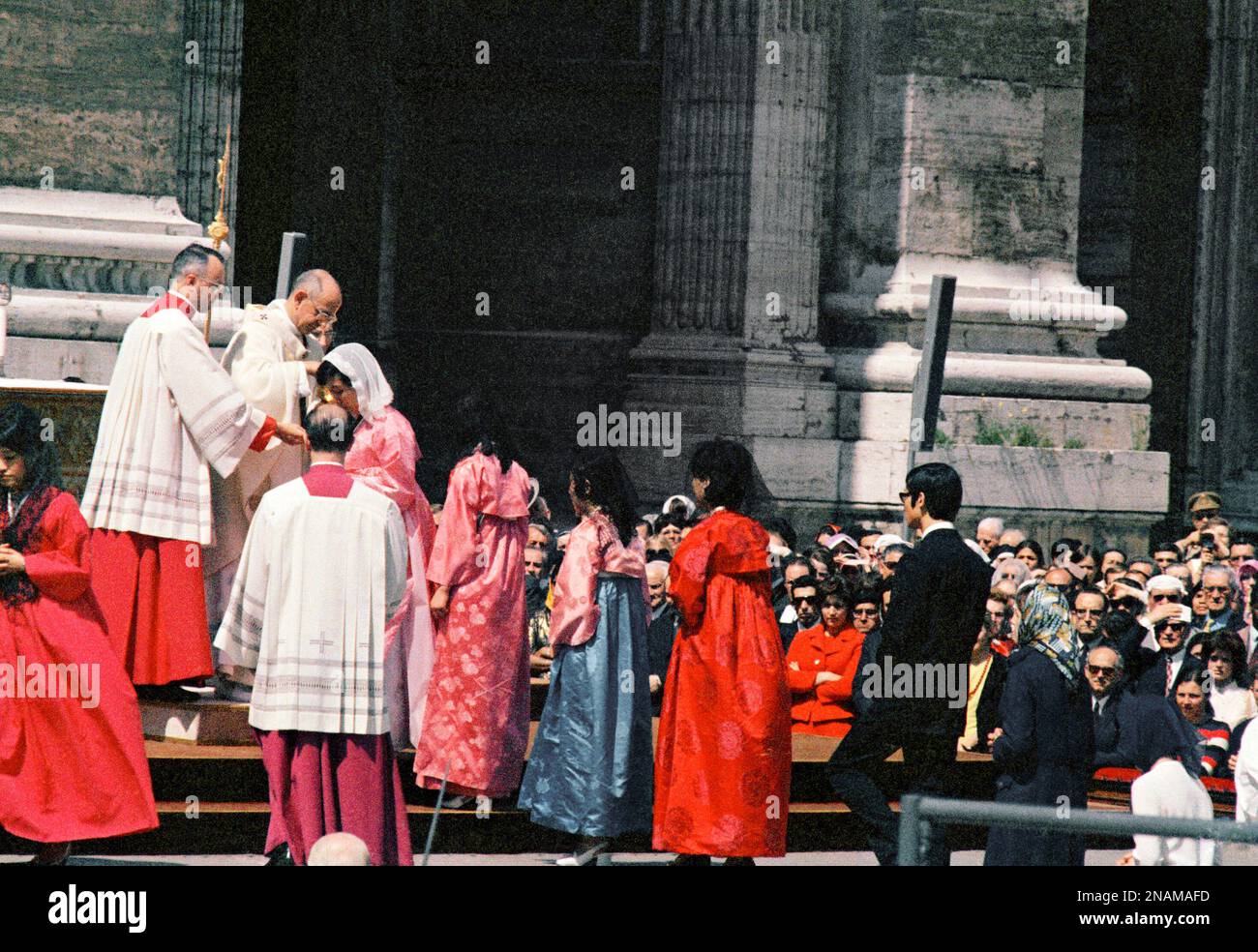 Faithful receive Communion in St. Peter's Square from Pope Paul VI, in ...