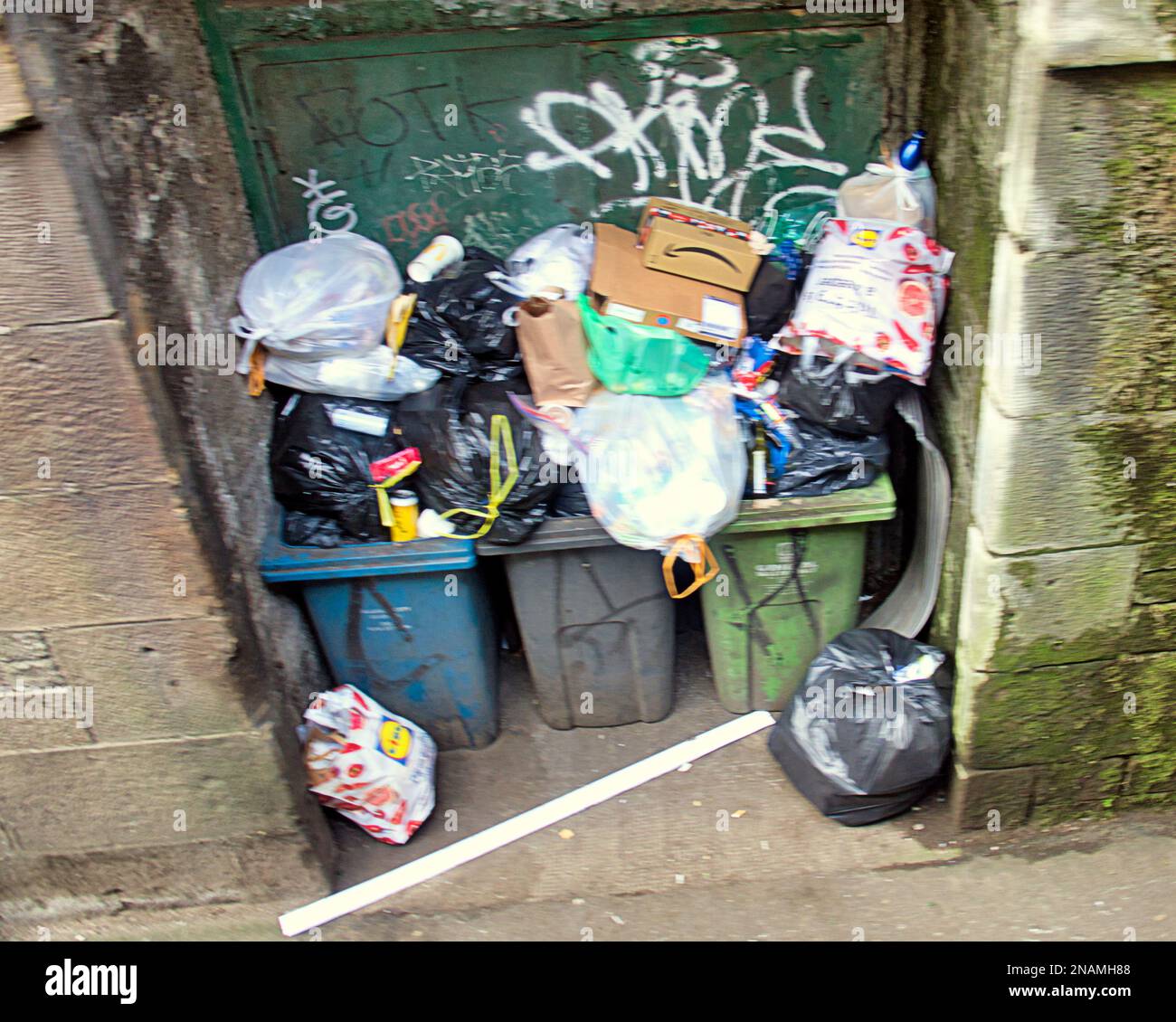 Bin in alley hi-res stock photography and images - Alamy