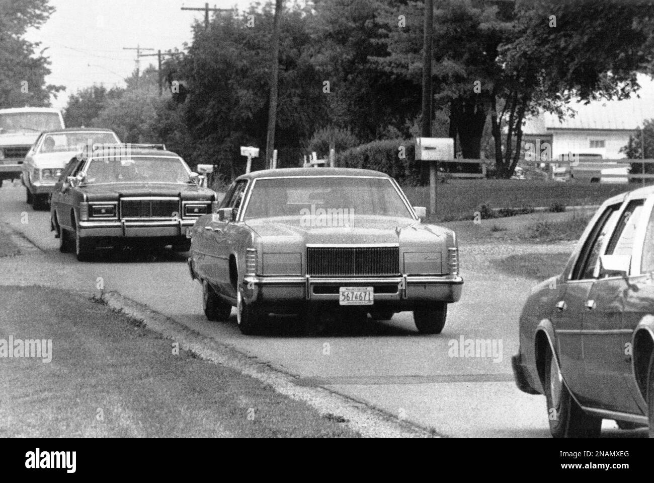 President Jimmy Carter's motorcade, shown in Winchester, Va., returns ...