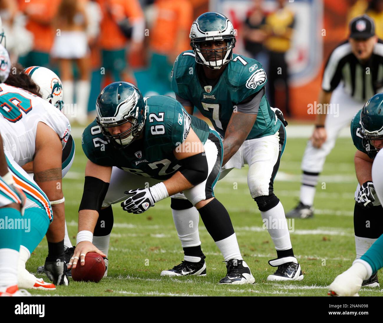 Philadelphia Eagles quarterback Michael Vick (7) waits for the handoff ...