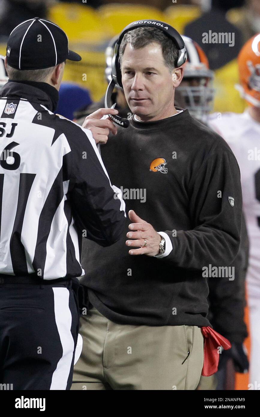 Cleveland Browns head coach Pat Shurmur, right, talks with side judge ...