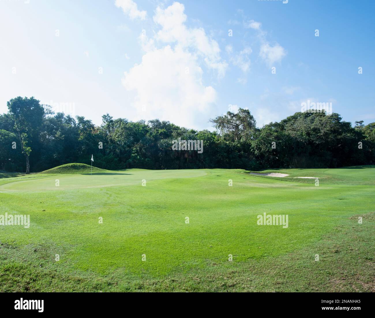 Golf course panoramic flag hi-res stock photography and images - Alamy