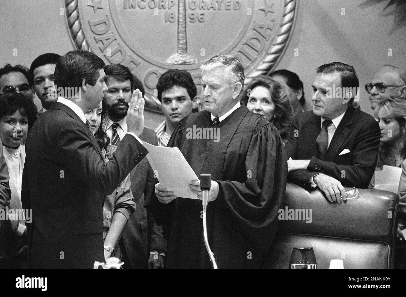 Xavier Suarez (left) while being sworn in by Judge George Orr as Miami ...