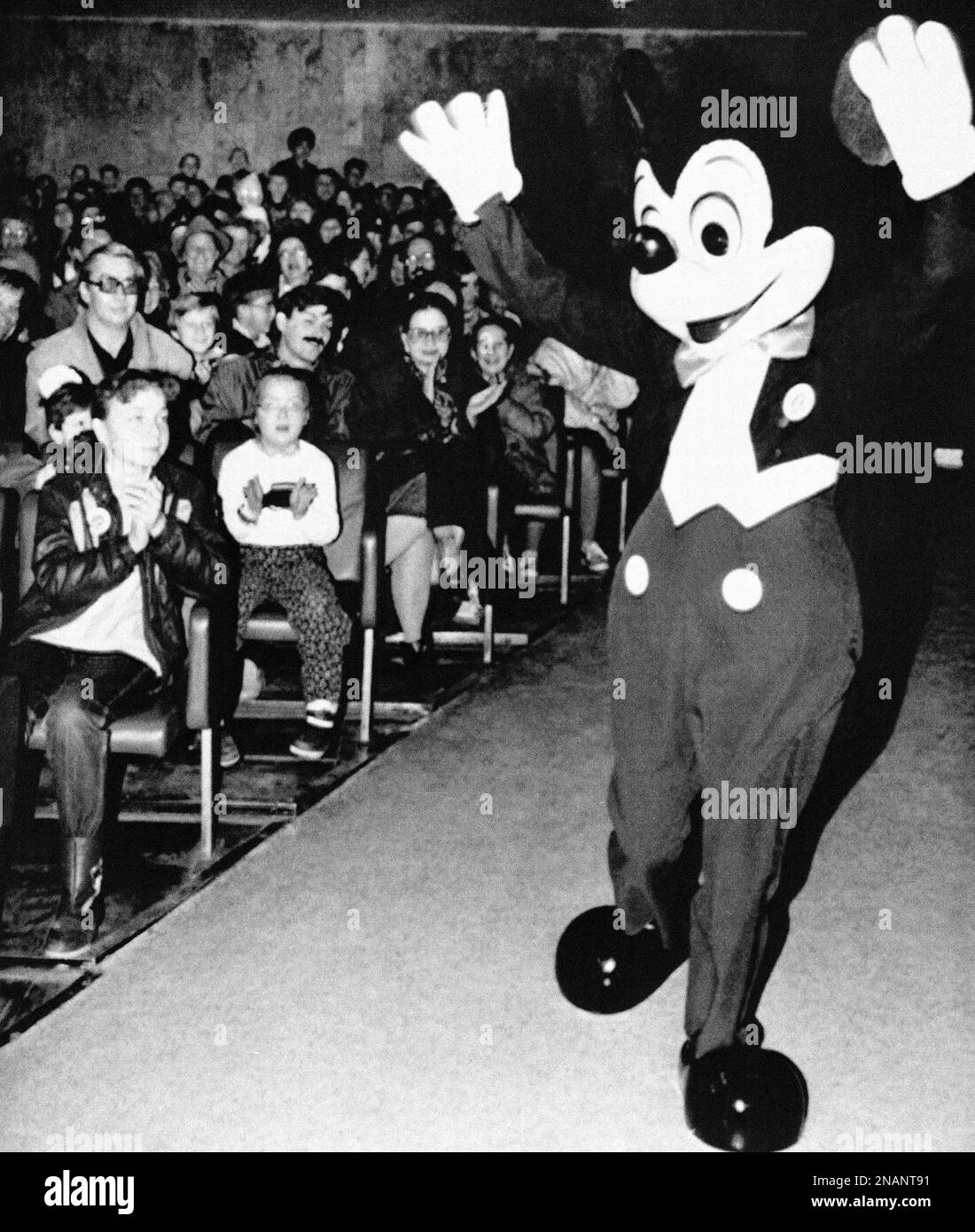Mickey Mouse entertains Soviet children in Moscow’s Rossiya Theater on ...
