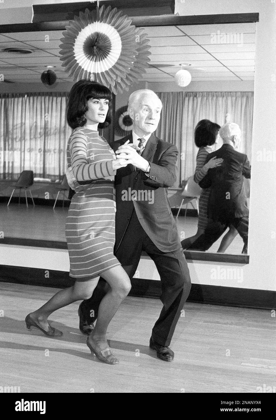 Dr. Jerome G. Hess, 88-year-old retired Lancaster, Pa., dentist, swings ...