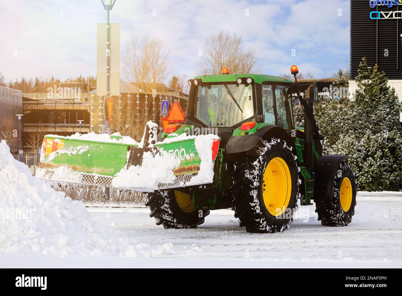 John Deere 5125M tractor removing snow with Hese two-winged rear blade ...