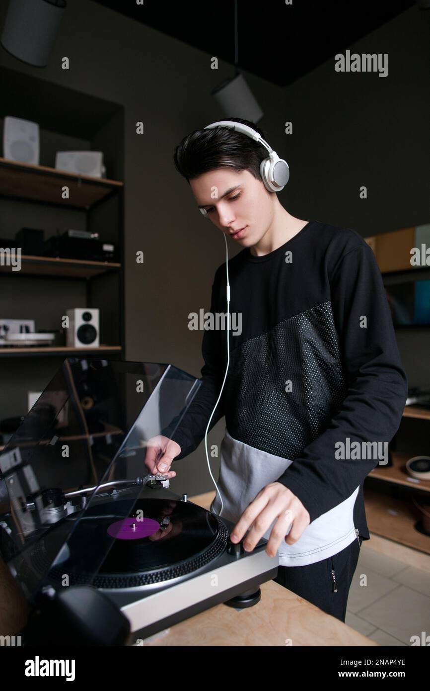 Music shop. Vinyl records buying Stock Photo - Alamy