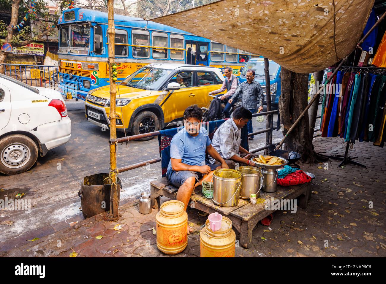 Street scene in Fariapukur, Shyam Bazar, a suburb of Kolkata, West ...