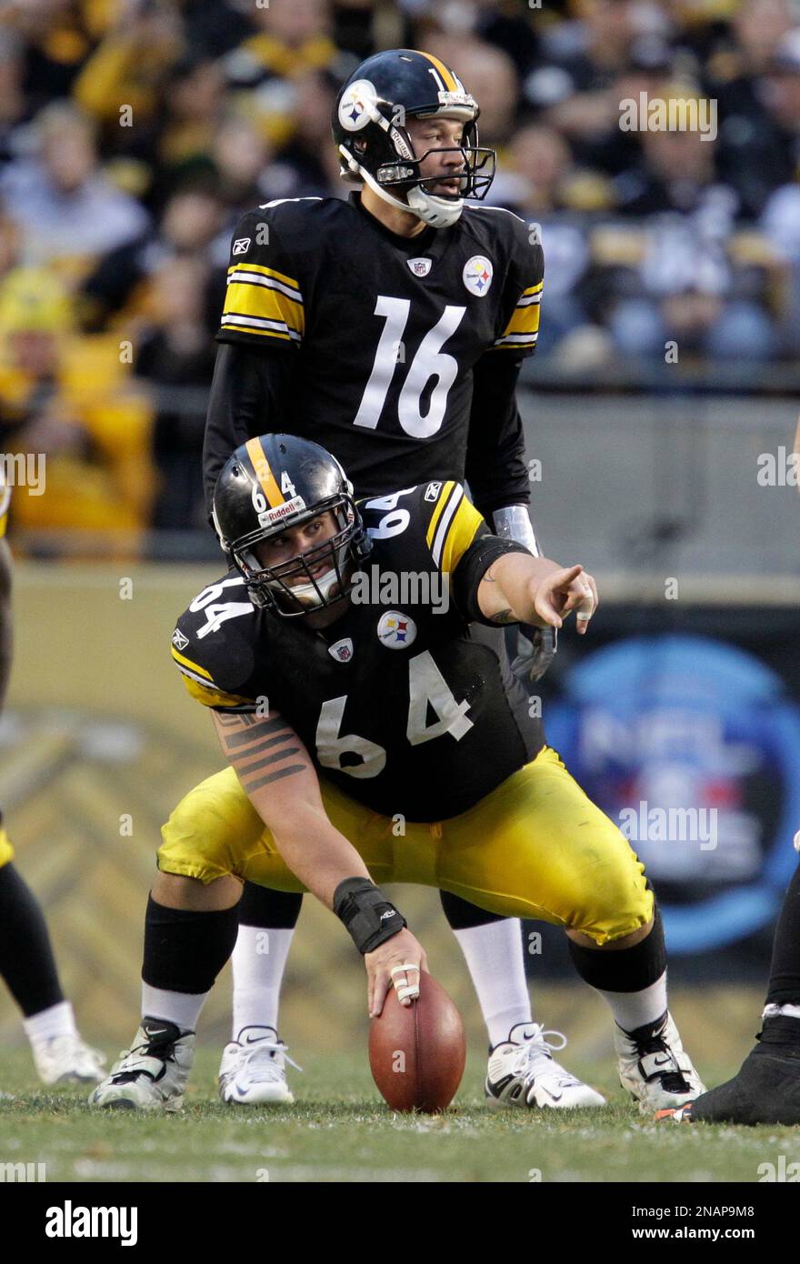 Pittsburgh Steelers quarterback Charlie Batch (16) calls signals behind ...