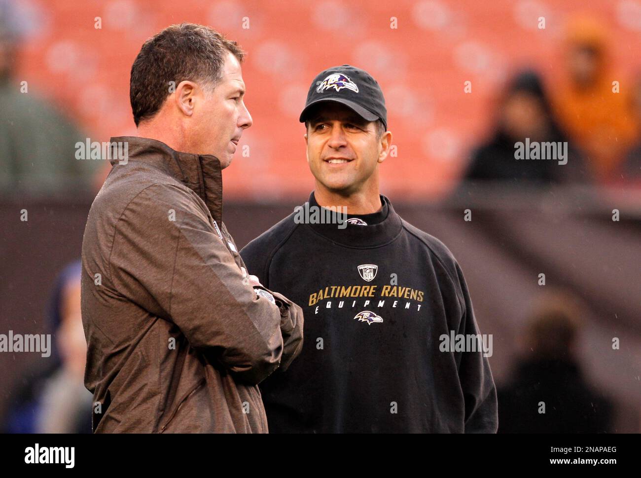 Cleveland Browns head coach Pat Shurmur, left, and Baltimore Ravens ...
