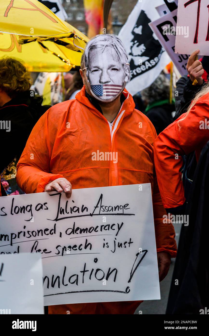 Wikileaks mask hi-res stock photography and images - Alamy