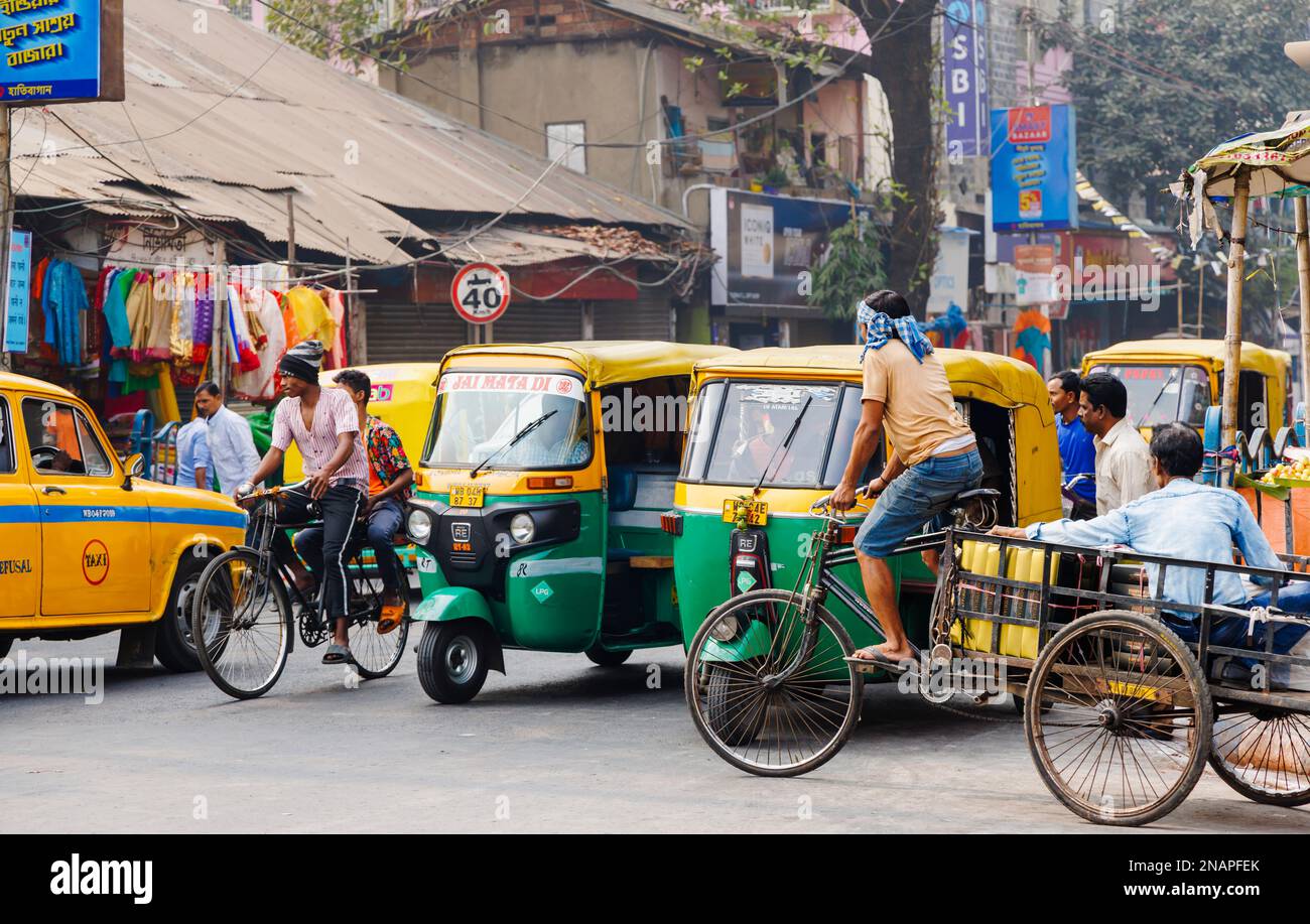 Street scene in Kanna, Shyam Bazar, suburban Kolkata, West Bengal ...