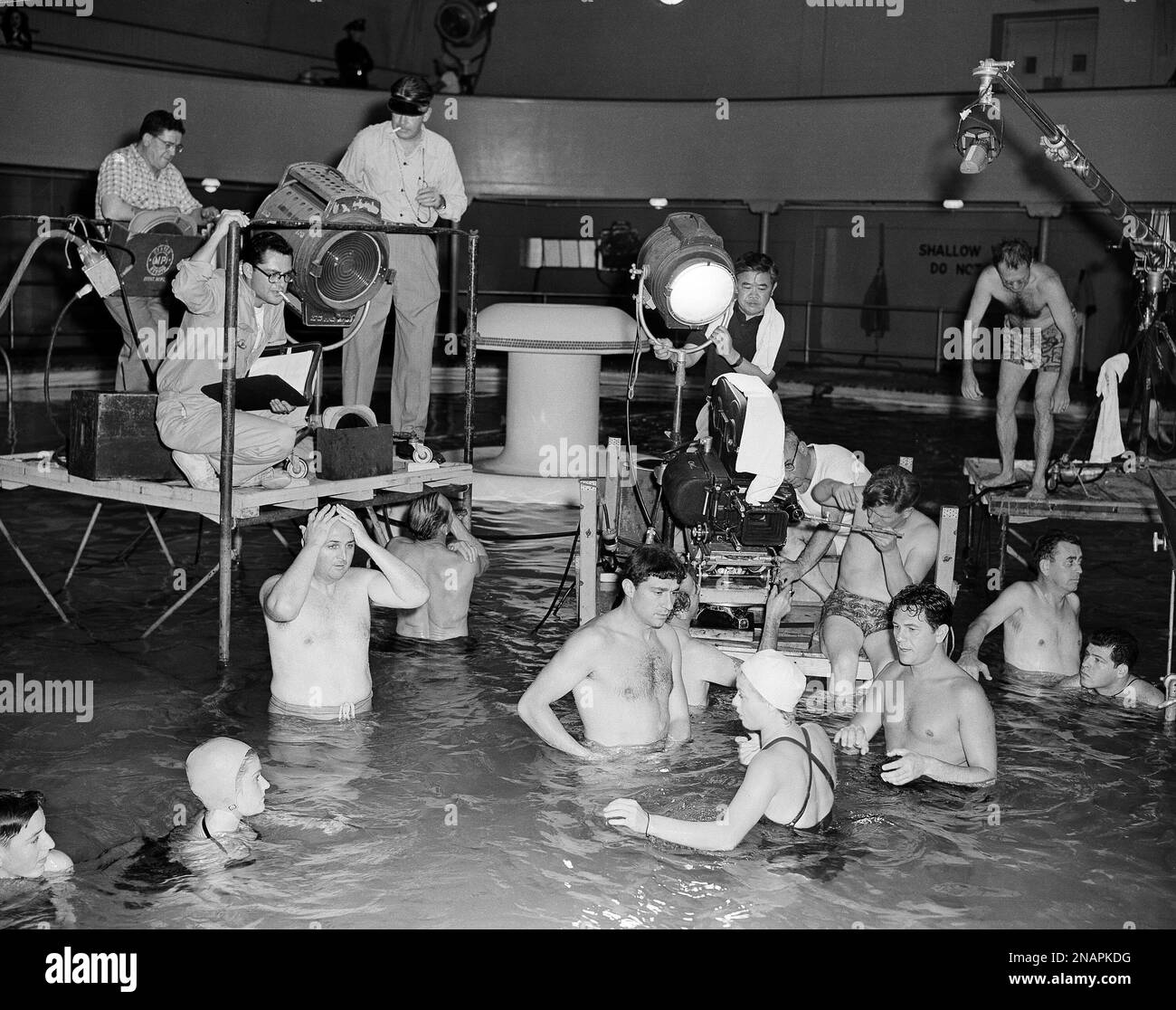 Film stars John Garfield and Shelley Winters (foreground), get last ...