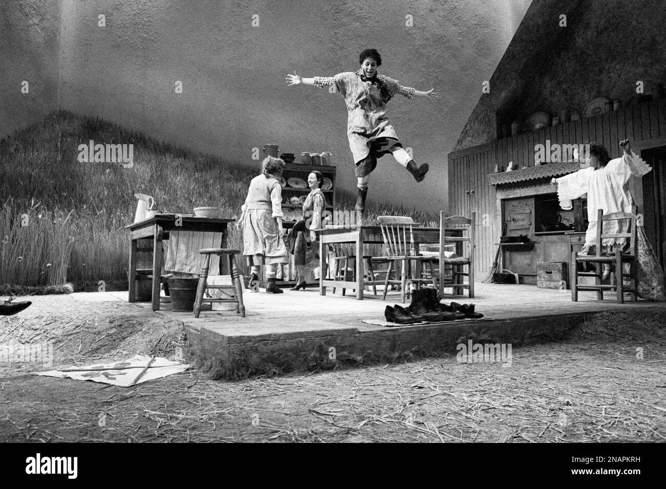 l-r: Anita Reeves (Maggie), Brid Brennan (Agnes), Brid Ni Neachtain ...