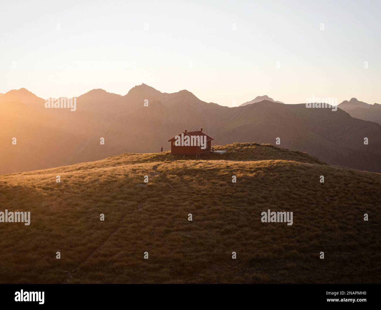 Sunset panorama of red idyllic remote lonely alpine mountain Brewster ...
